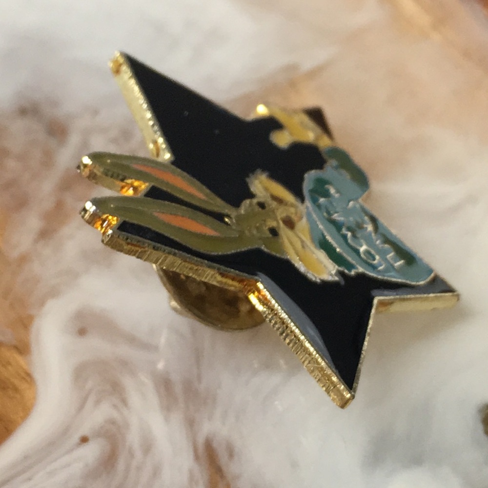 1990 Wb Bunny Collectible Lapel Pin - Gem